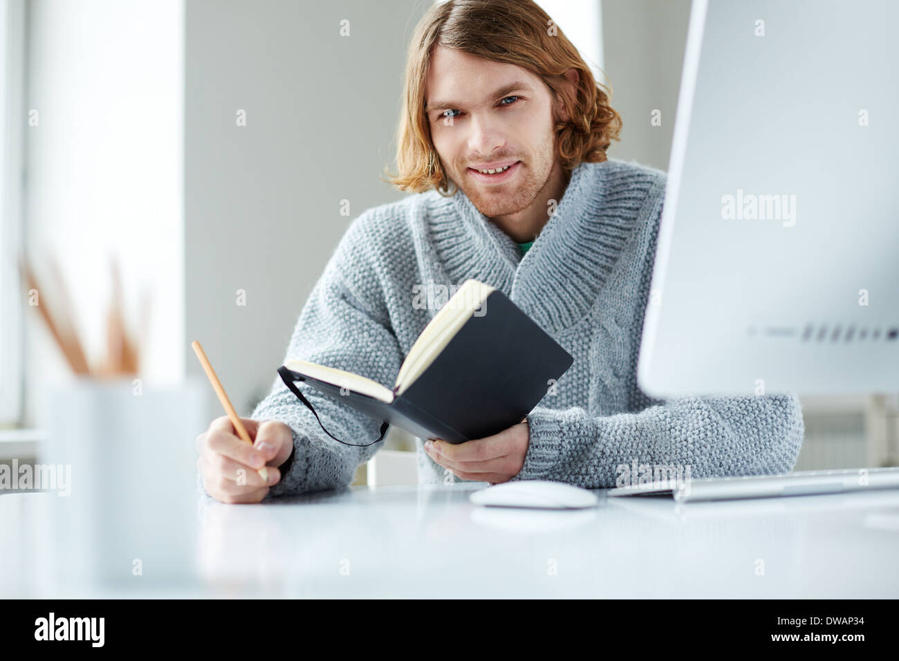 Man see notepad hi-res stock photography and images - Alamy