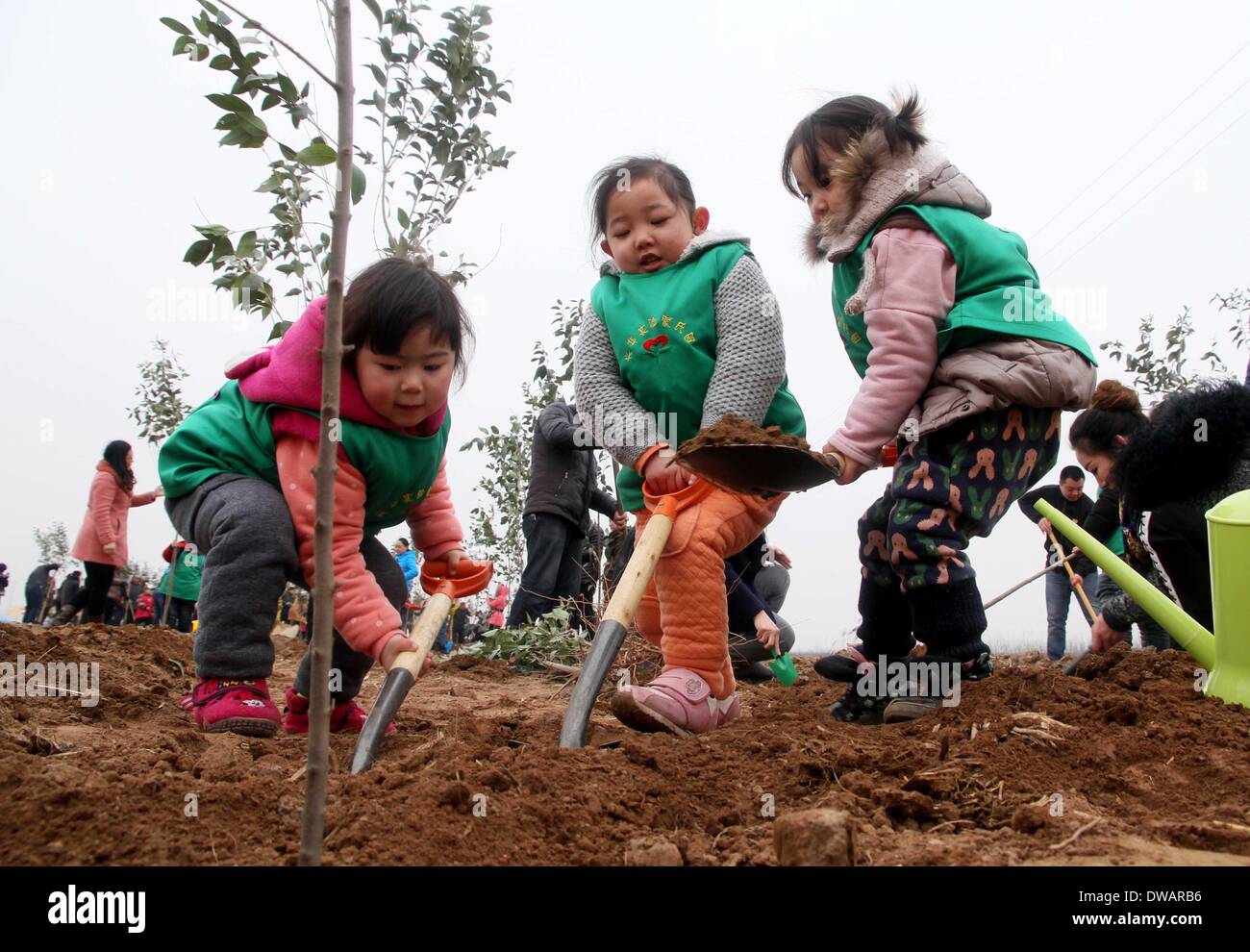 Children planting trees hi-res stock photography and images - Alamy