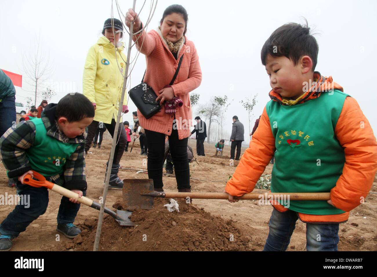 Children planting trees during tree hi-res stock photography and images ...