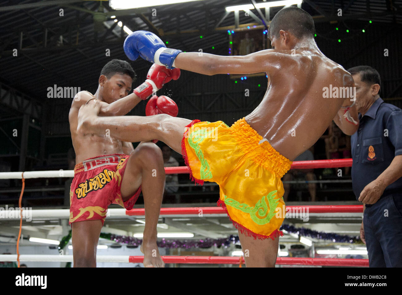 Thai Kick Boxing contest Stock Photo - Alamy