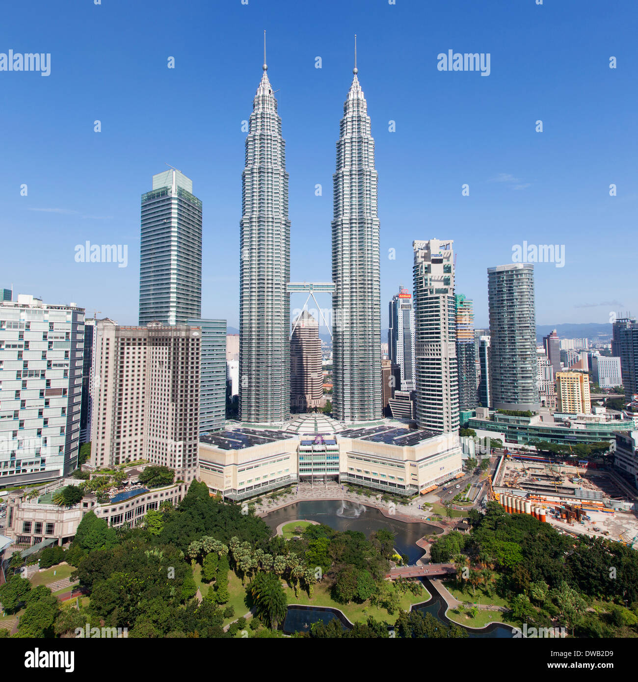 The petronas tower two skybridge hi-res stock photography and images ...