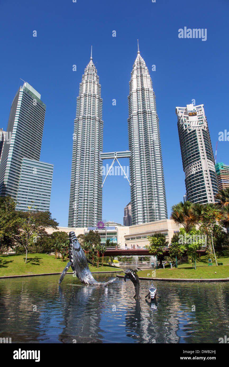 The petronas tower two skybridge hi-res stock photography and images ...