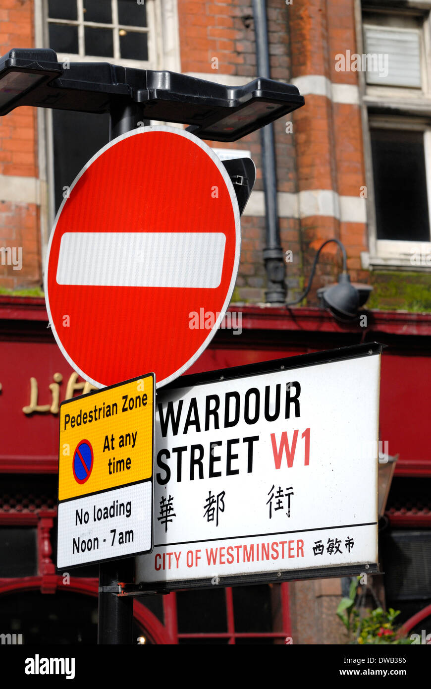 Chinatown london england uk signs hi-res stock photography and images ...