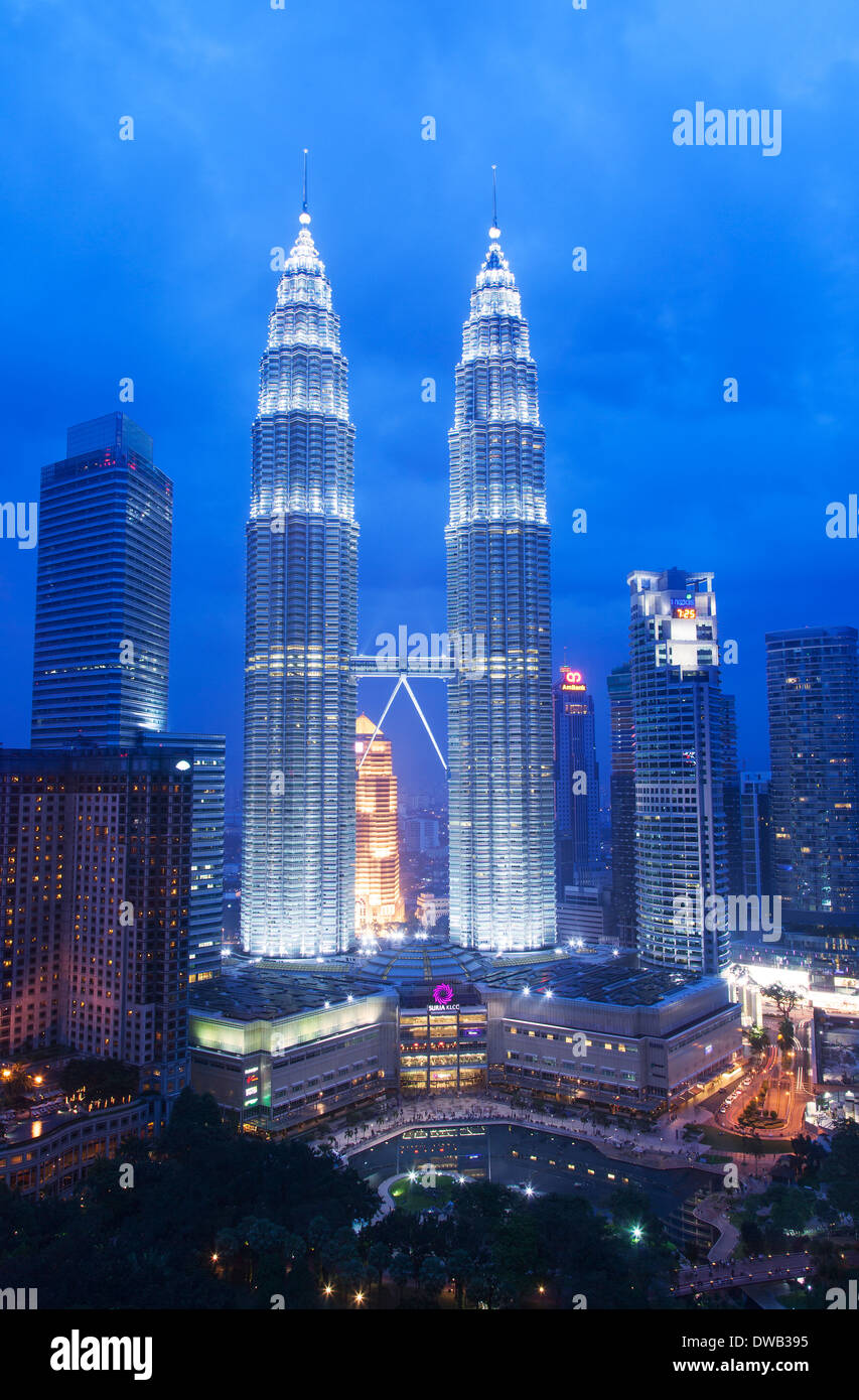 The petronas tower two skybridge hi-res stock photography and images ...