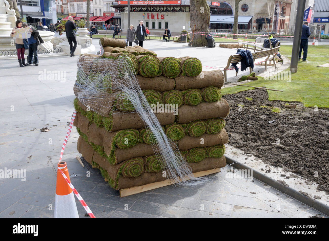 Turf laying uk hi-res stock photography and images - Alamy