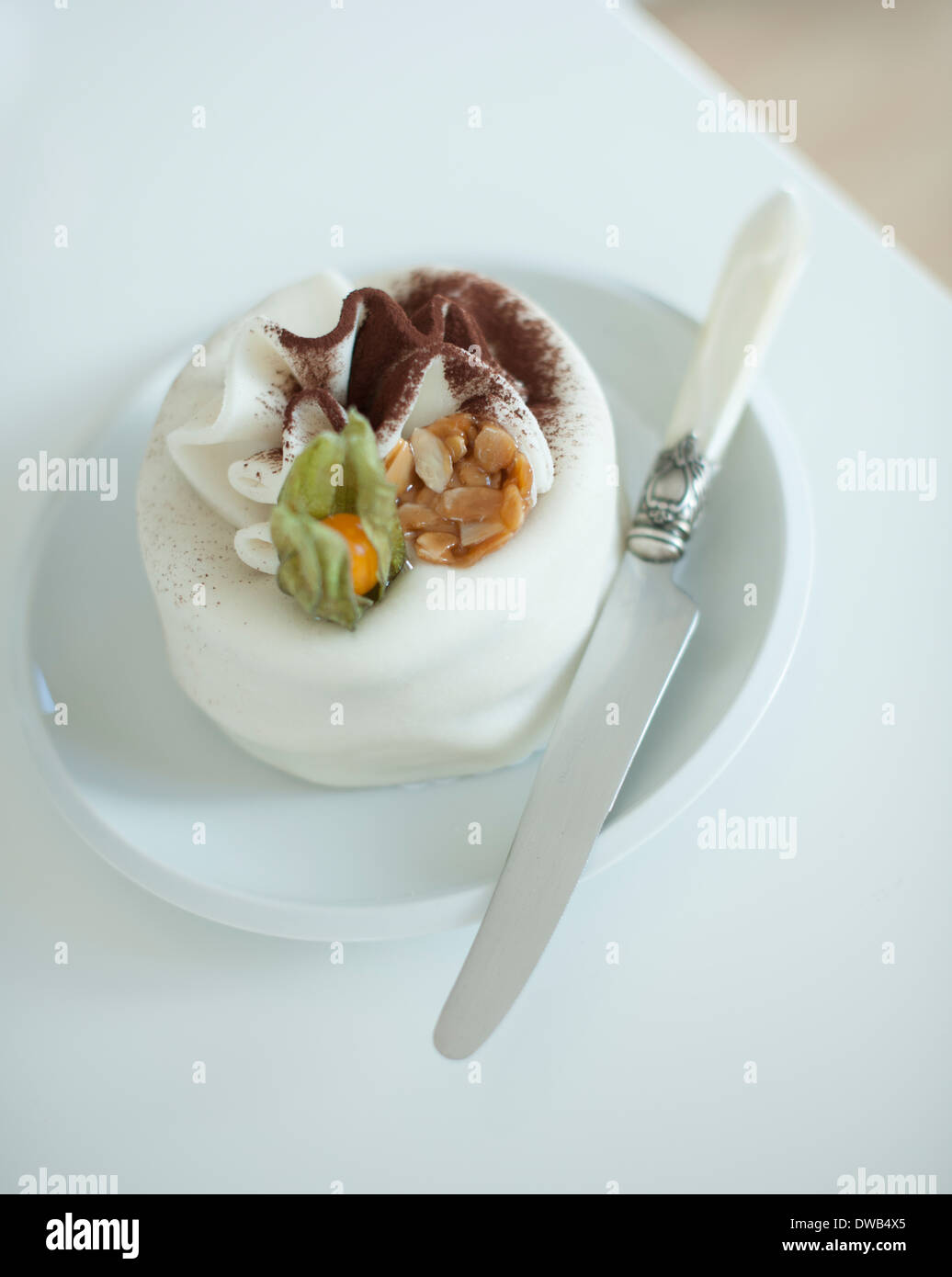 Cake knife plate hi-res stock photography and images - Alamy