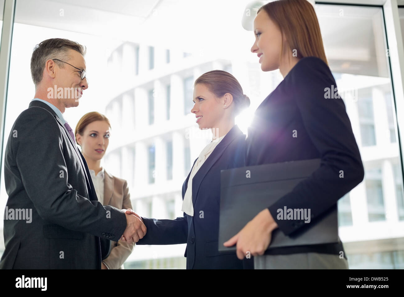 Business people shaking hands hi-res stock photography and images - Alamy