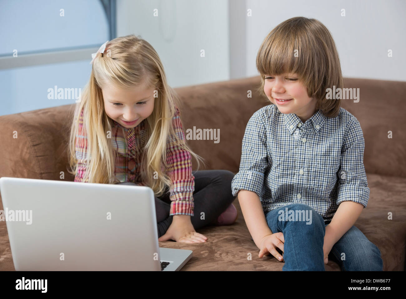 Family laptop sofa three hi-res stock photography and images - Alamy