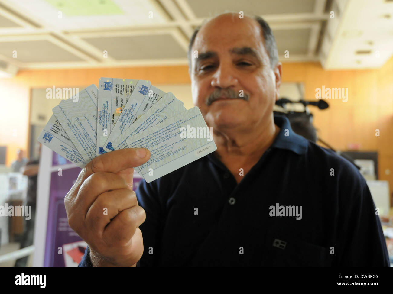 Baghdad, Iraq. 5th Mar, 2014. An electorate shows the electronic voter ...