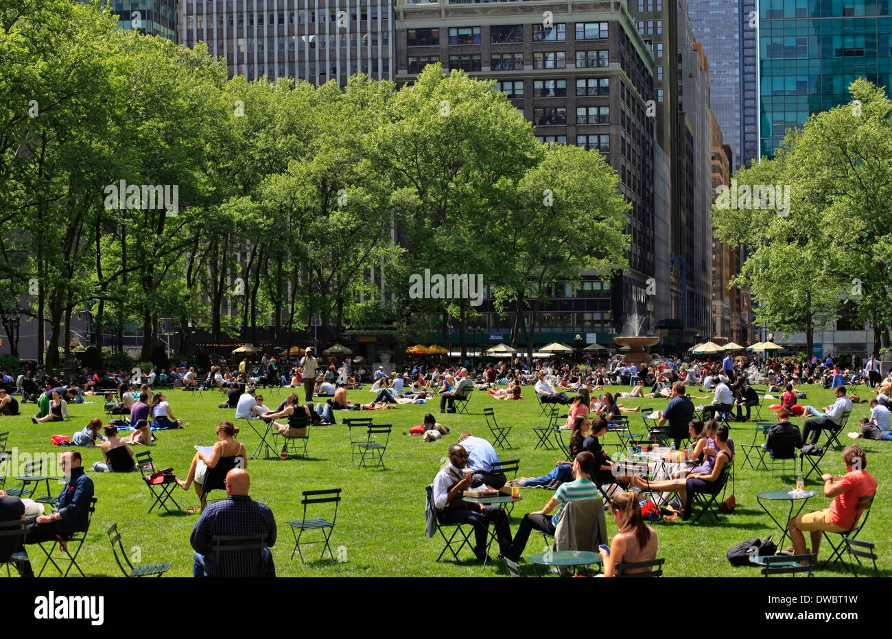 Crowd in bryant park new hi-res stock photography and images - Alamy