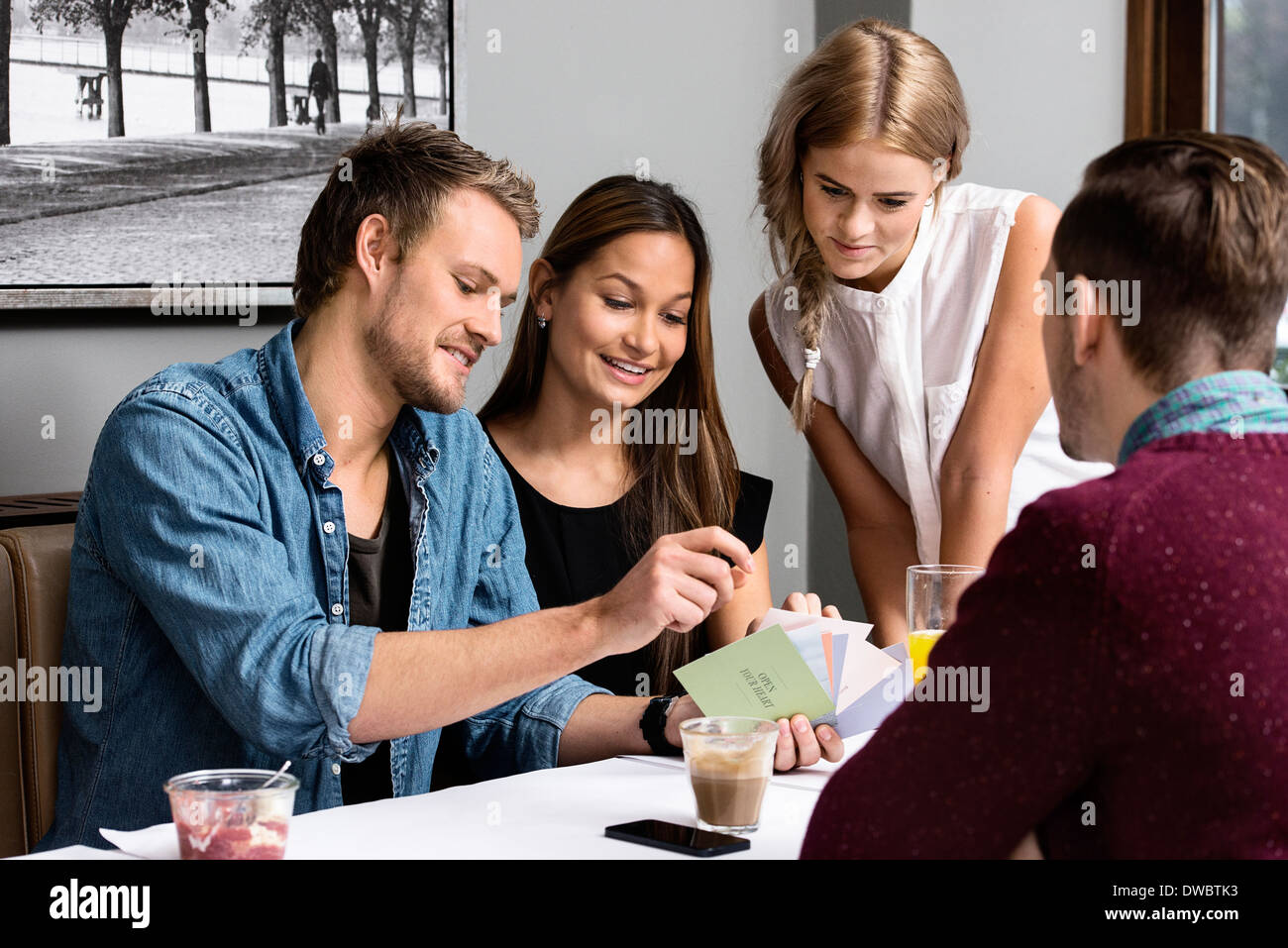Four friends cafe hi-res stock photography and images - Alamy