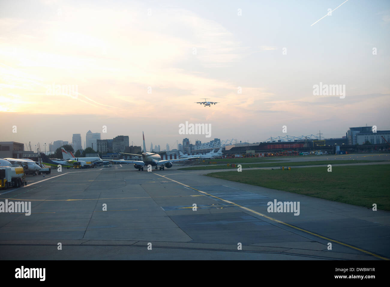 Airport runway hi-res stock photography and images - Alamy