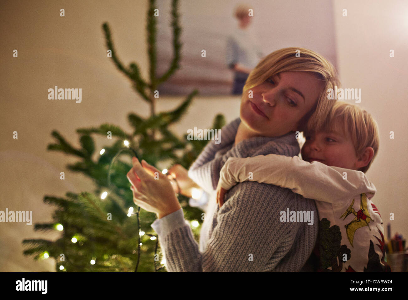 Family around christmas tree hi-res stock photography and images - Alamy