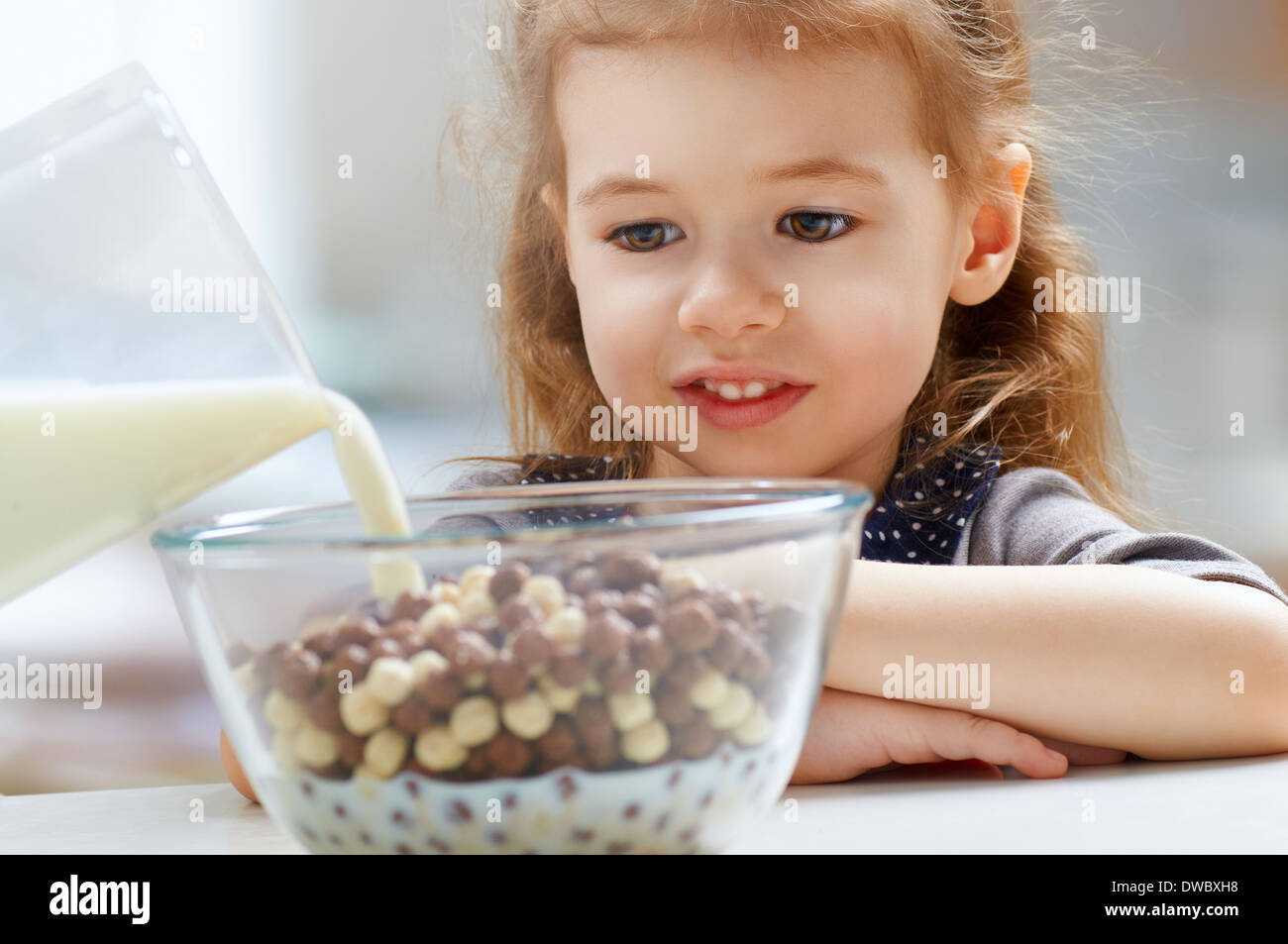 girl eating flakes at the kitchen Stock Photo - Alamy