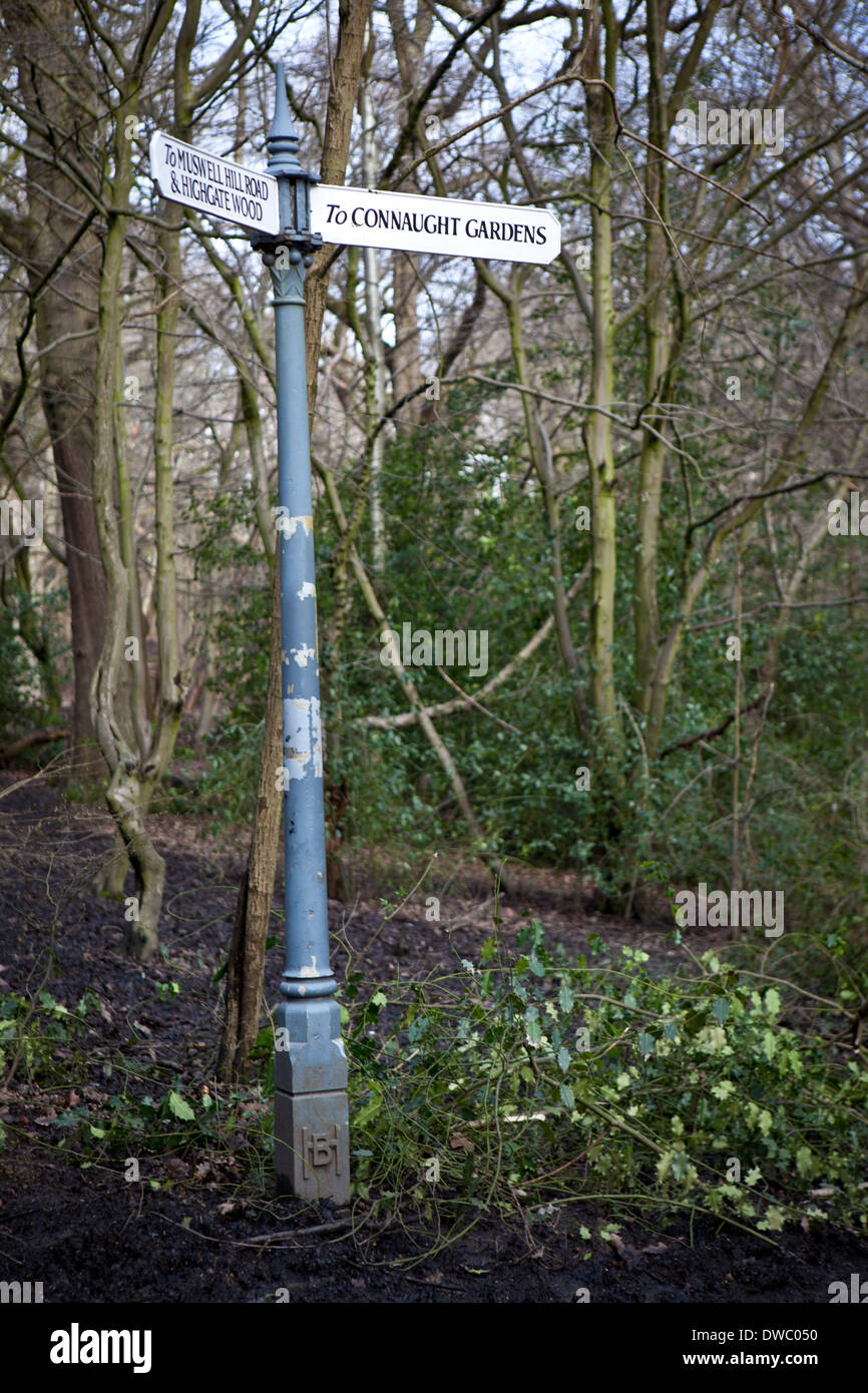 Old fashioned signpost hi-res stock photography and images - Alamy