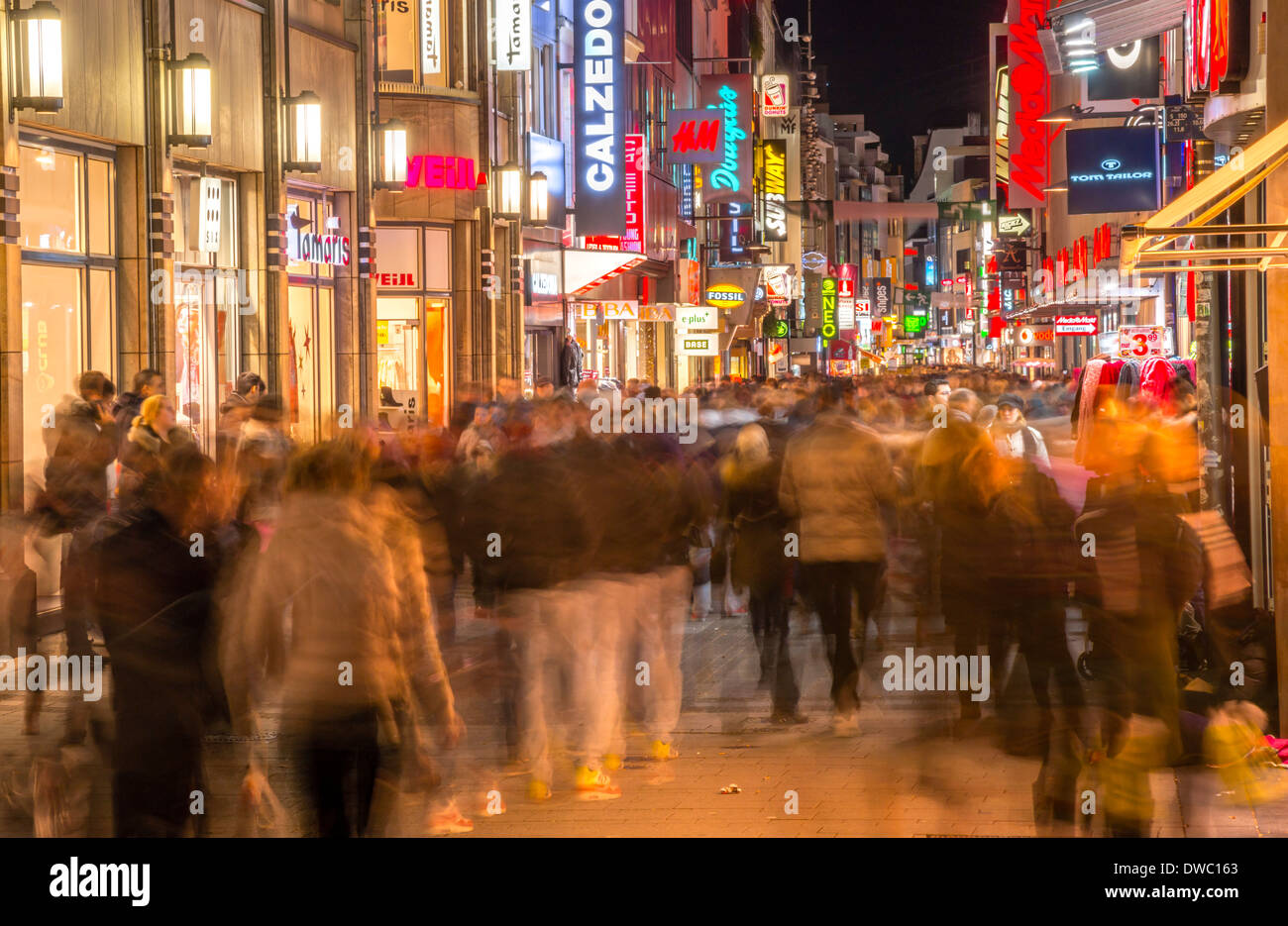 Germany, North Rhine-Westphalia, Cologne, crowd on the move at Hohe ...