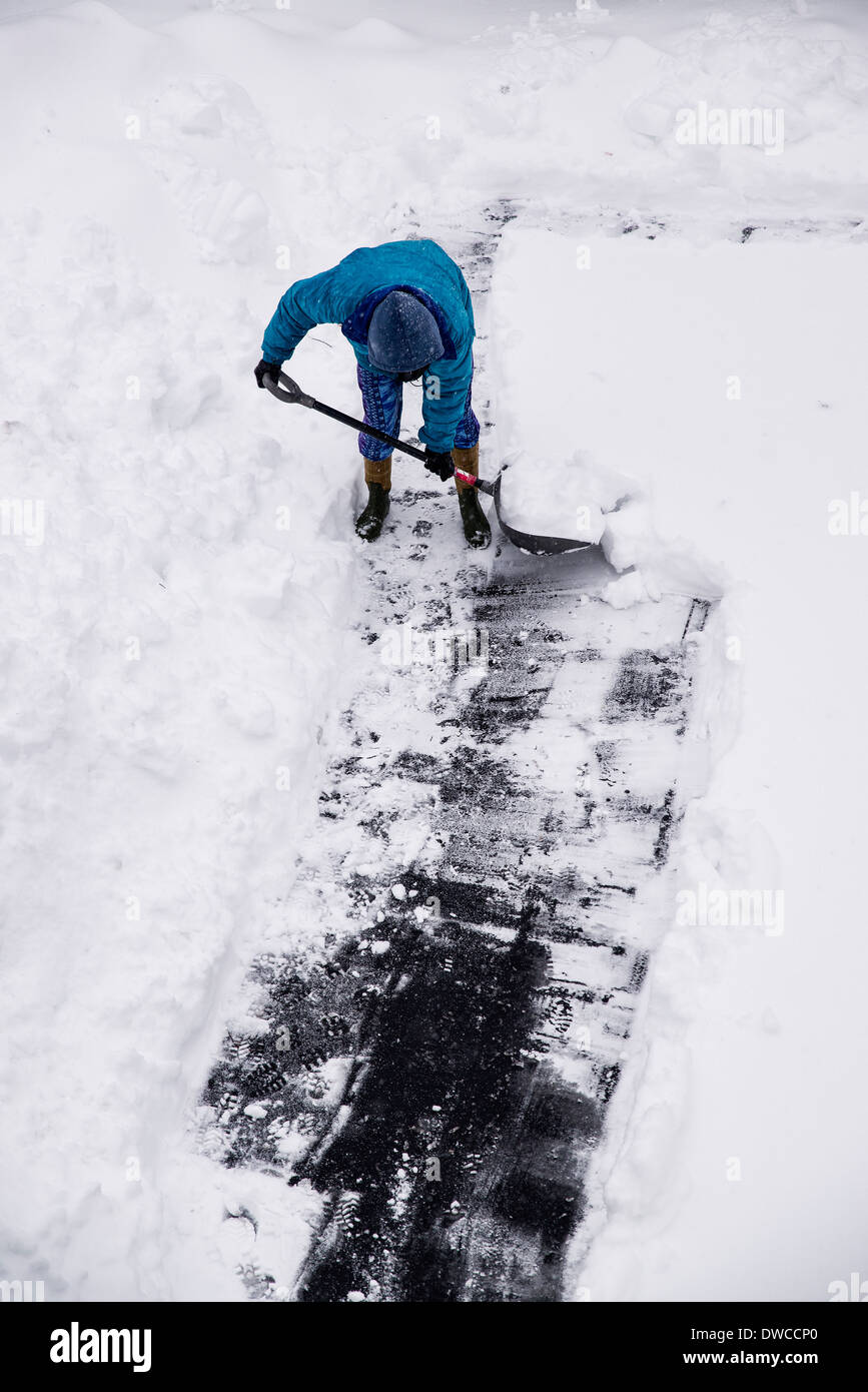 Shoveling snow driveway hi-res stock photography and images - Alamy