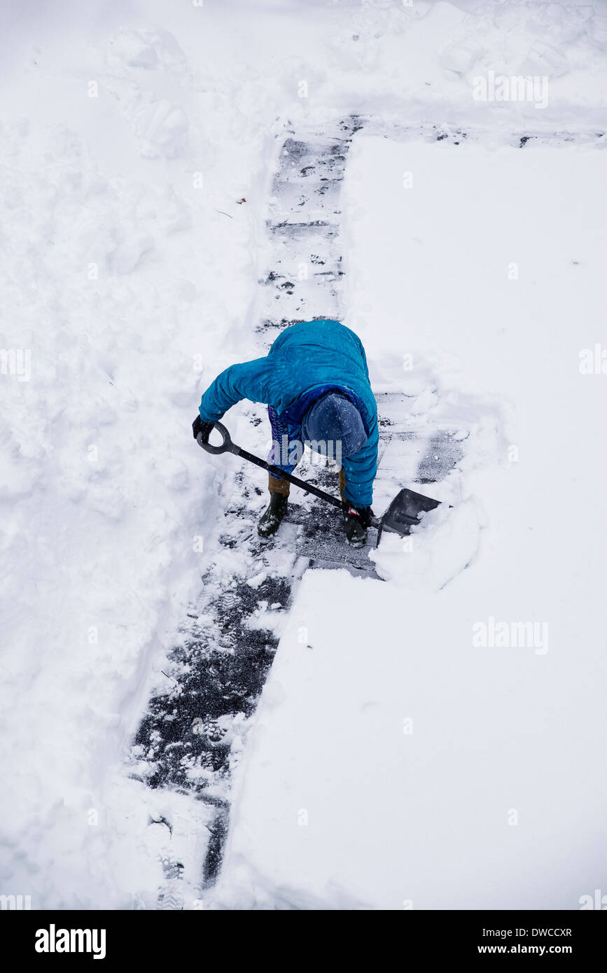 Shoveling snow driveway hi-res stock photography and images - Alamy