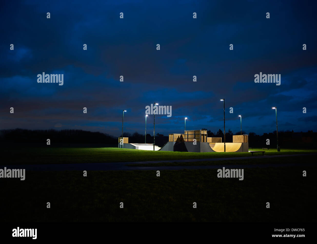 Skatepark at night outdoors hi-res stock photography and images - Alamy