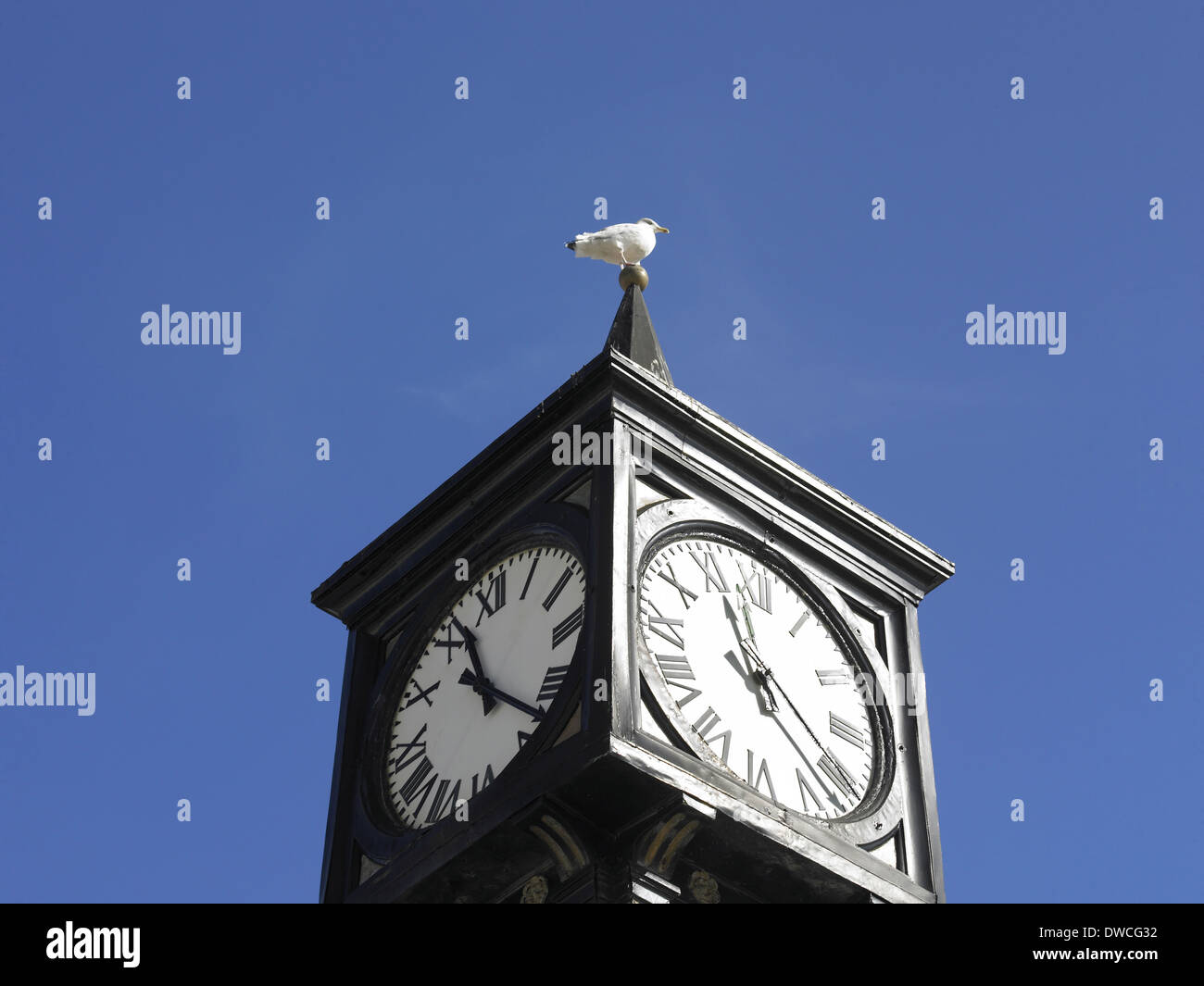 White faced clock hi-res stock photography and images - Alamy