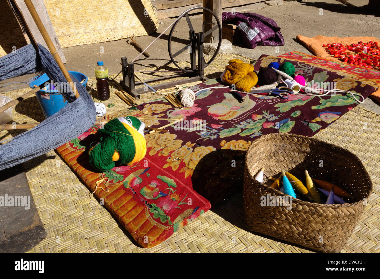 Weaving materials hi-res stock photography and images - Alamy