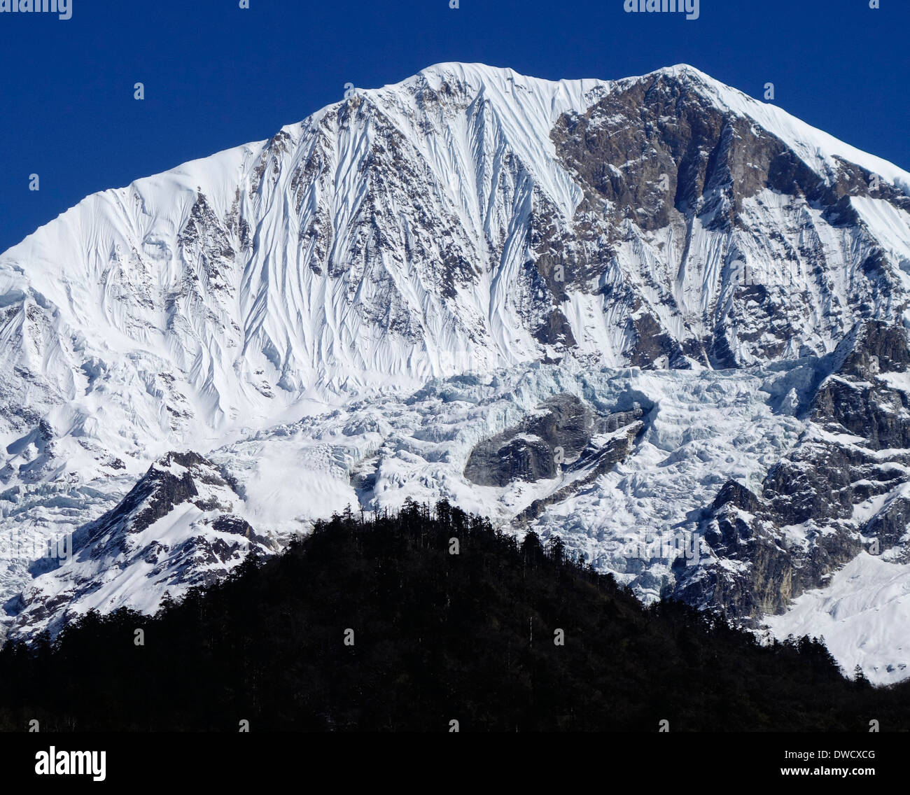 Nepal peak hi-res stock photography and images - Alamy