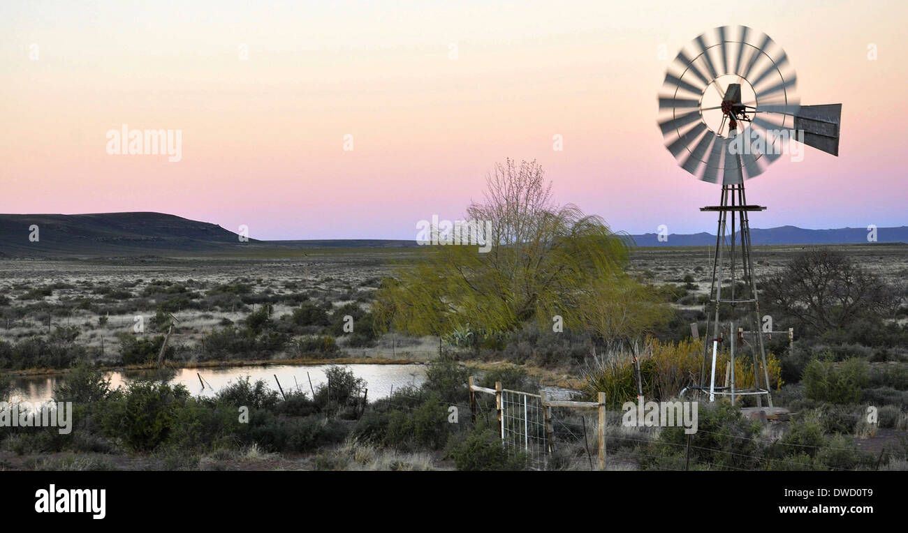 Windmill on the Karoo Vlakte at Sunset Windpomp Stock Photo - Alamy