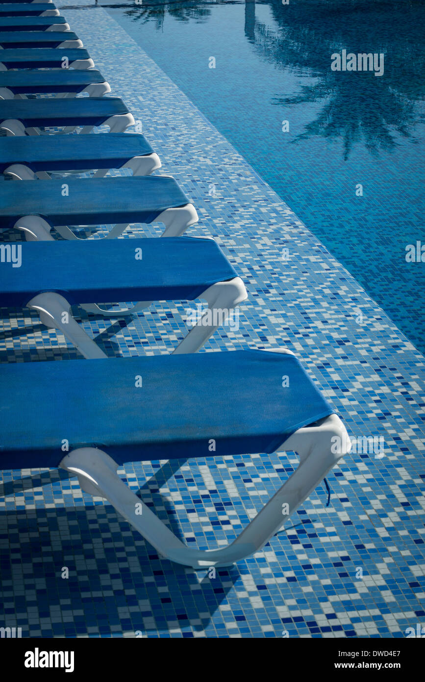 Pool sun lounge hi-res stock photography and images - Alamy
