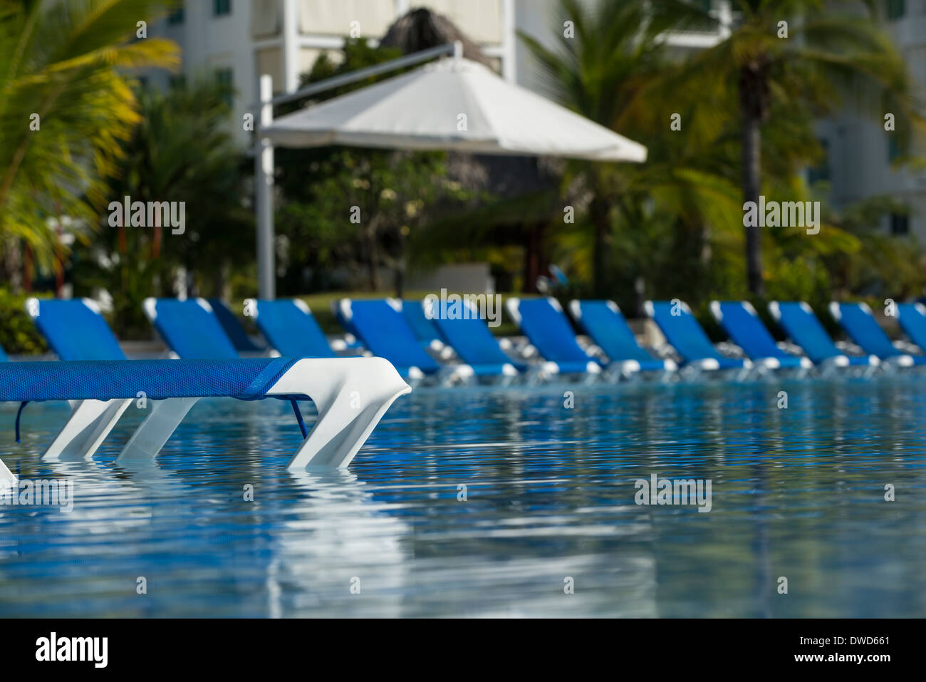 Pool sun lounge hi-res stock photography and images - Alamy