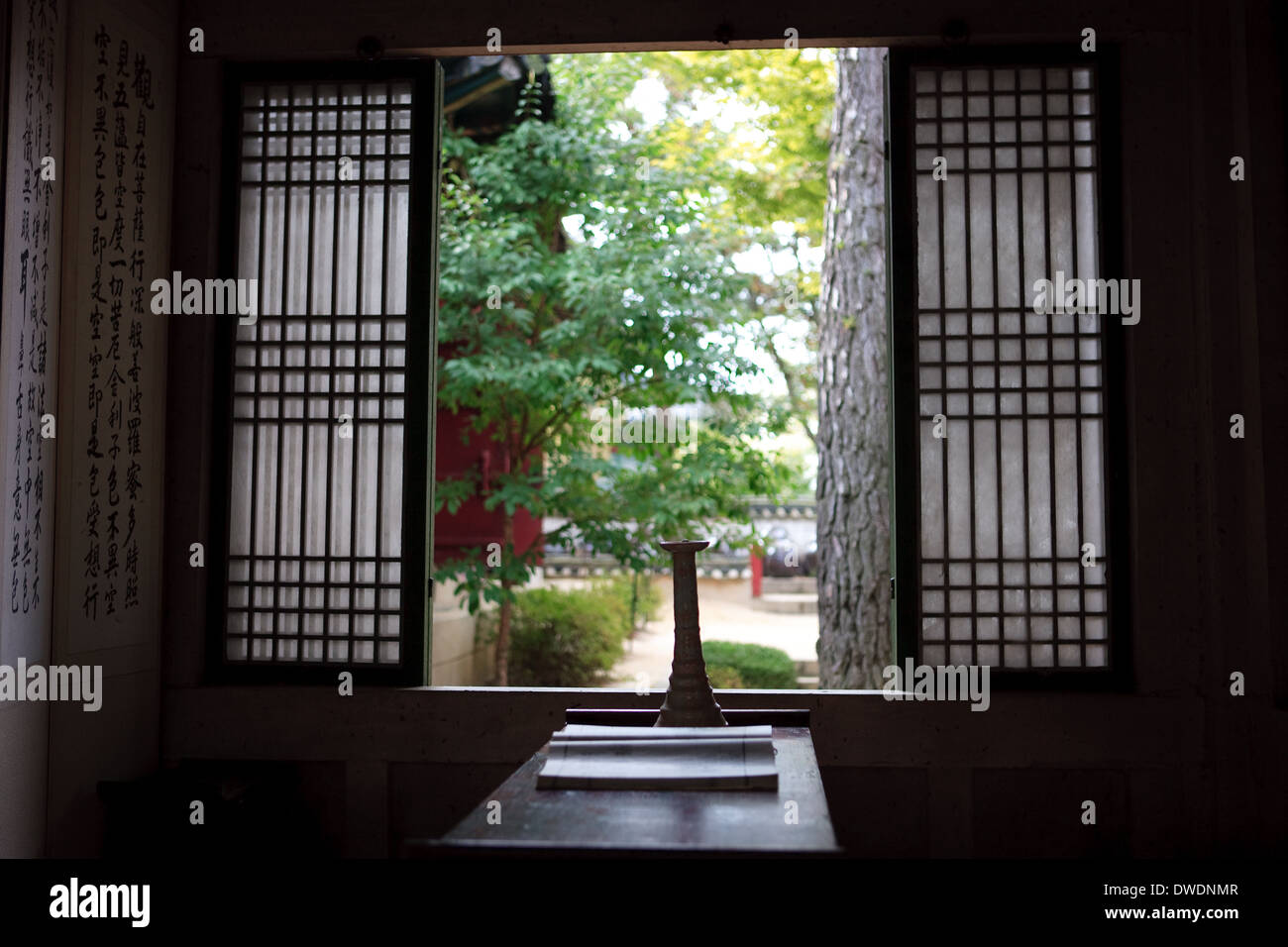 Traditional korean house sliding door hi-res stock photography and ...