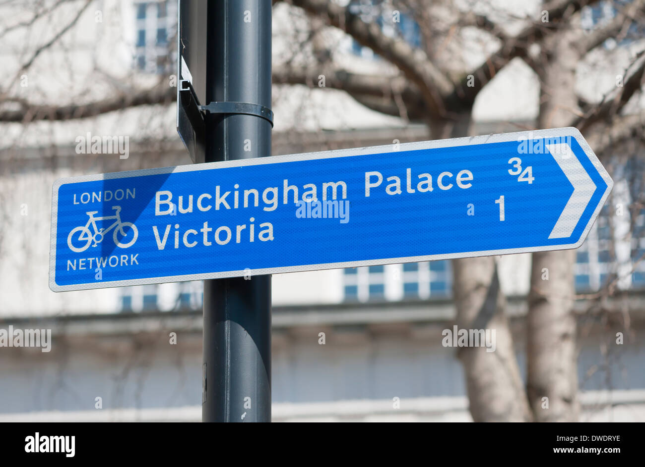 United Kingdom, England, London, road sign to Buckingham Palace Stock ...