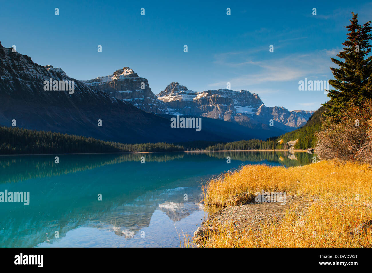 Scenic Waterfowl Lake on the Icefields Parkway, Banff National Park ...