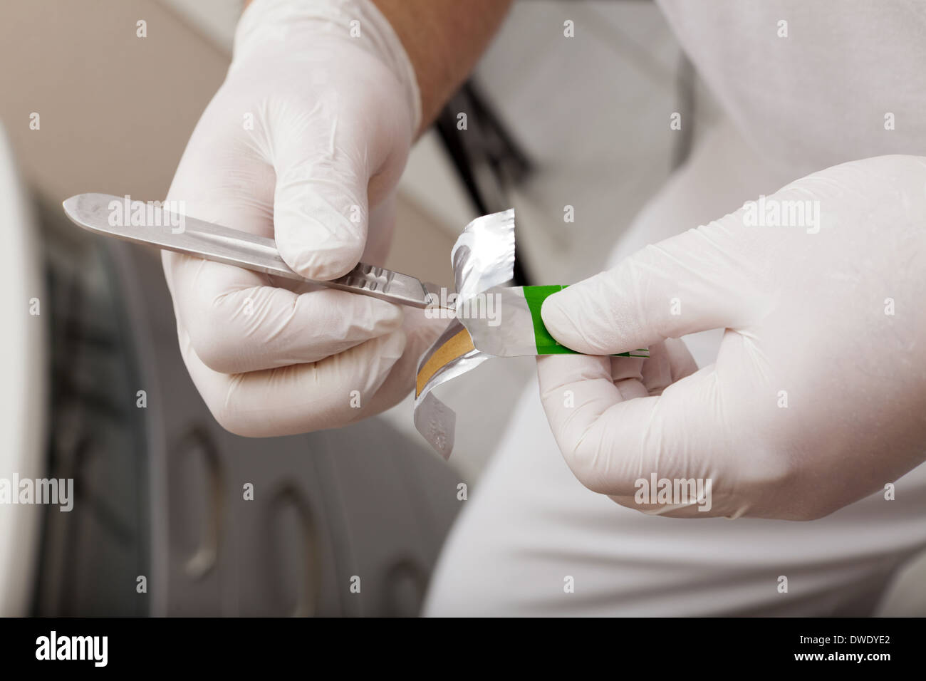 Scalpel blade hi-res stock photography and images - Alamy