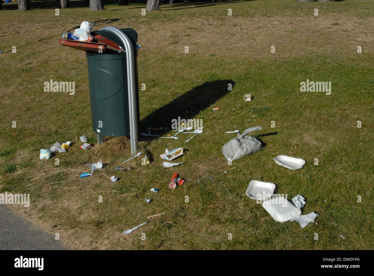 Overfilled rubbish trash bin hi-res stock photography and images - Alamy