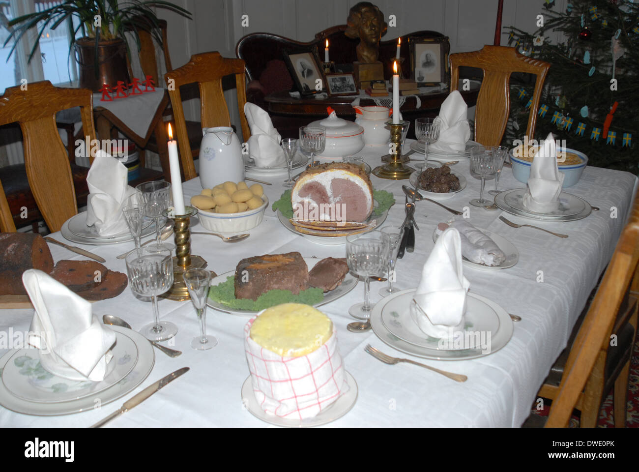 19th century dinner table hi-res stock photography and images - Alamy