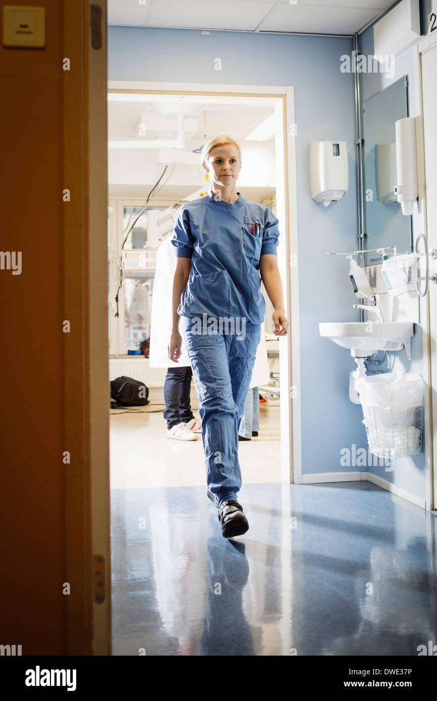Nurse scrubs full body hi-res stock photography and images - Alamy