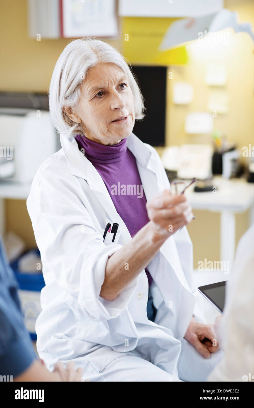 Doctor discussion hi-res stock photography and images - Alamy
