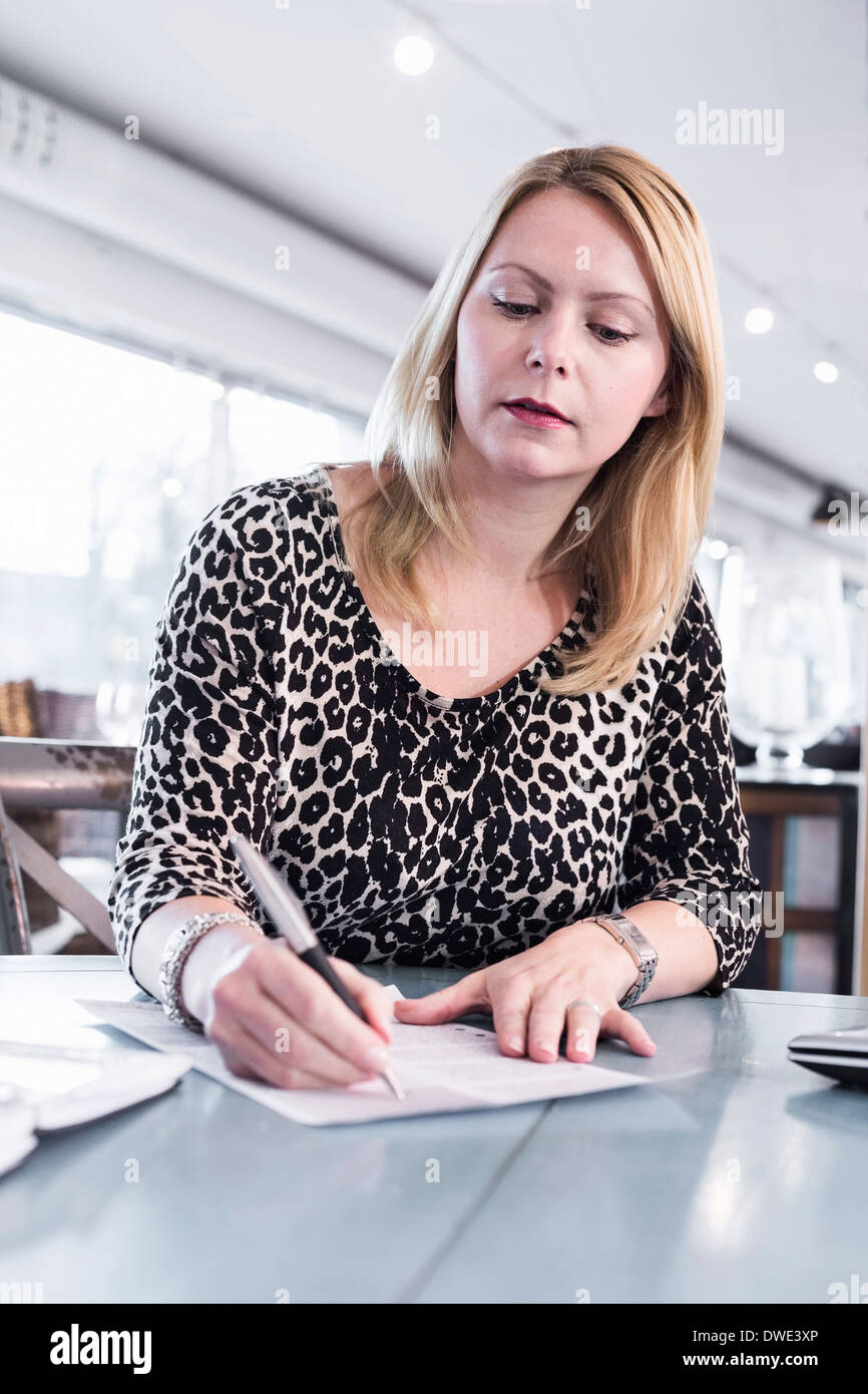 Signing table hi-res stock photography and images - Alamy