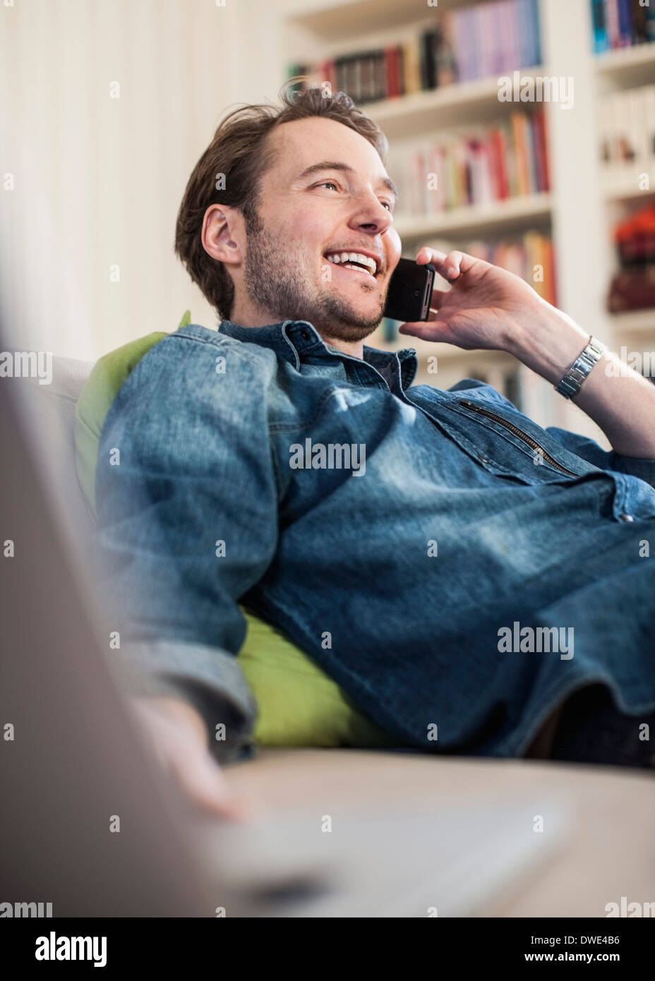 Using mobile phones laptops hi-res stock photography and images - Alamy