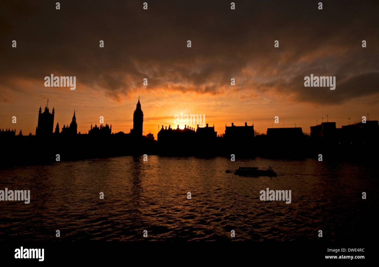 Westminster palace silhouette hi-res stock photography and images - Alamy