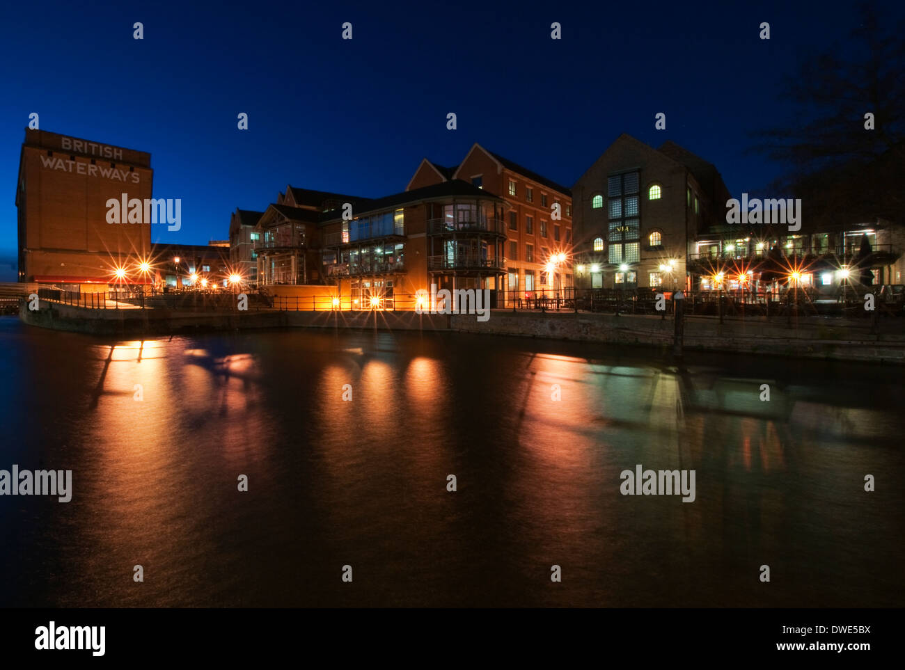 Reflections of lights in the canal at Nottingham City Waterfront ...