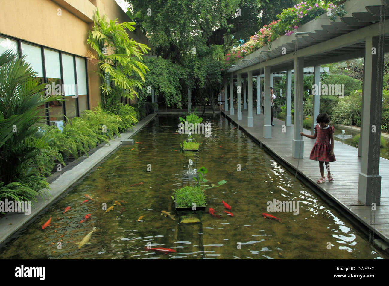 Sri Lanka; Colombo, Cinnamon Grand Hotel, garden, pool Stock Photo - Alamy