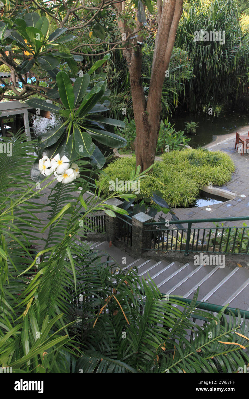 Sri Lanka; Colombo, Cinnamon Grand Hotel, garden Stock Photo - Alamy