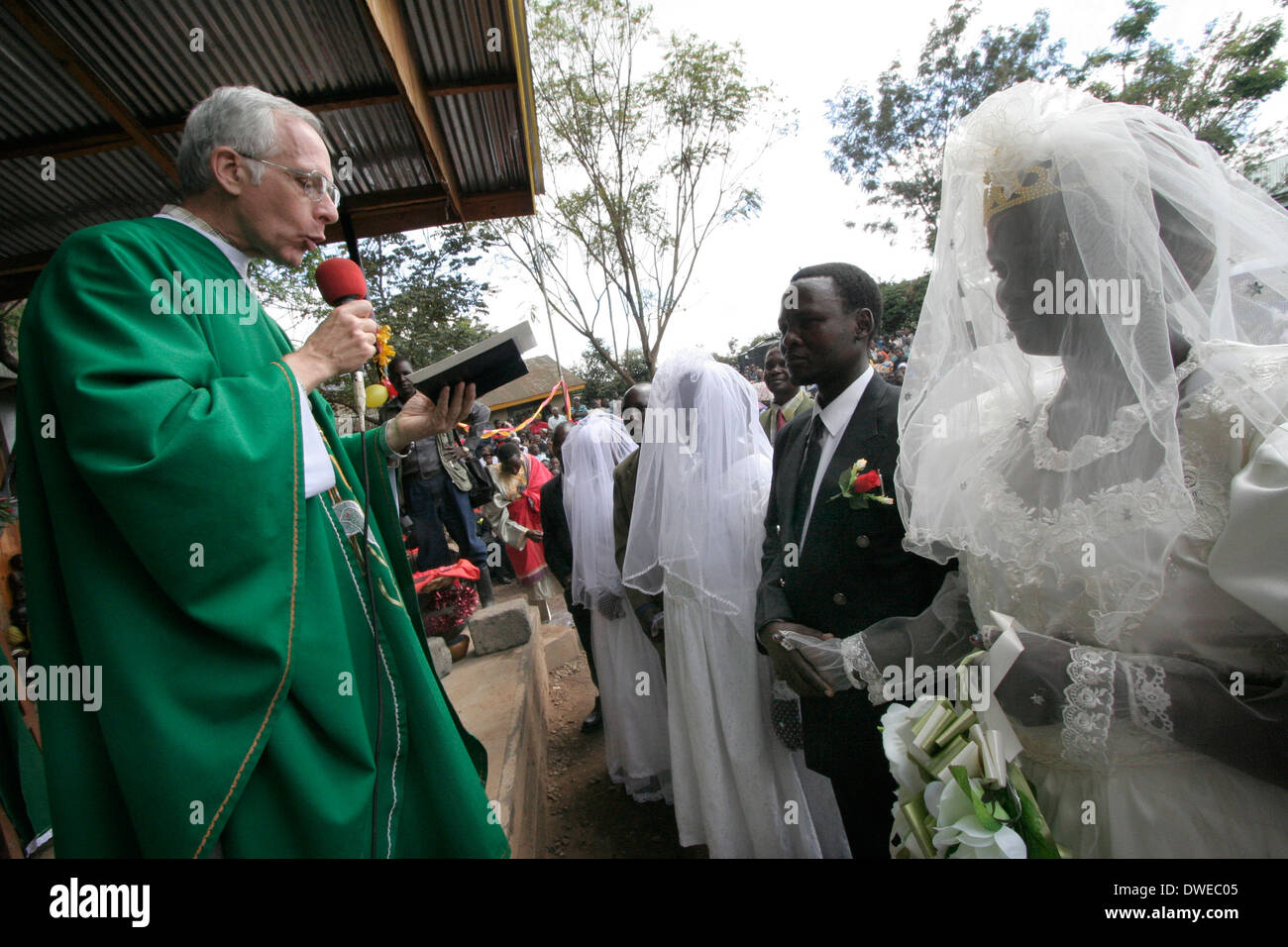 Catholic wedding priest hi-res stock photography and images - Alamy