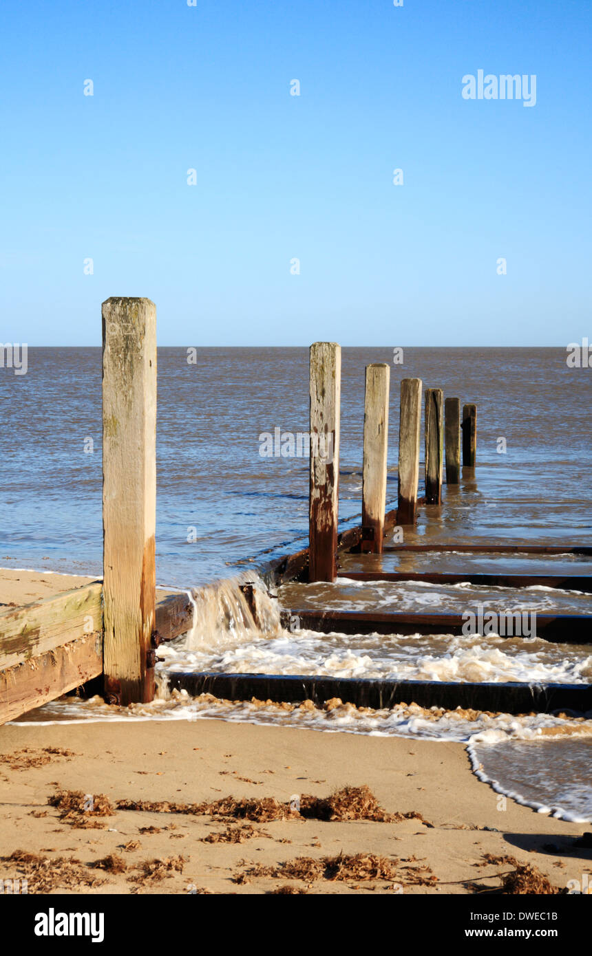 Wooden groyne longshore drift hi-res stock photography and images - Alamy