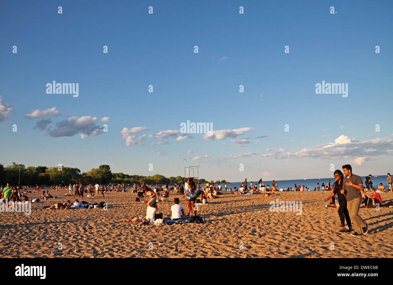 Beach day crowds hi-res stock photography and images - Alamy