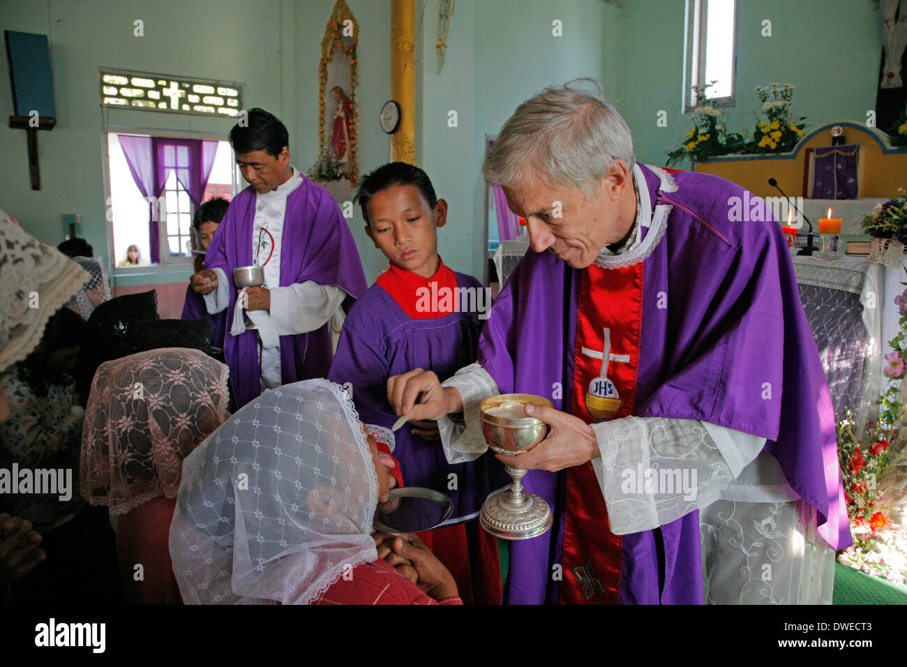 Burma, missionary American priest celebrating mass with Catholics Stock ...