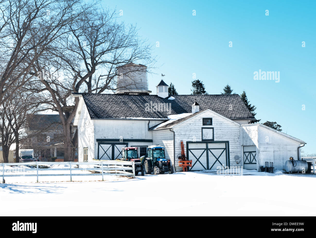 white barn in wintertime Stock Photo - Alamy
