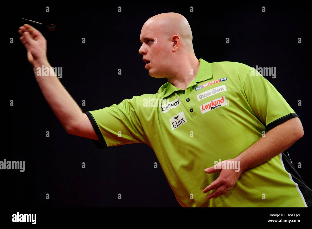 Michael van gerwen throws hi-res stock photography and images - Alamy