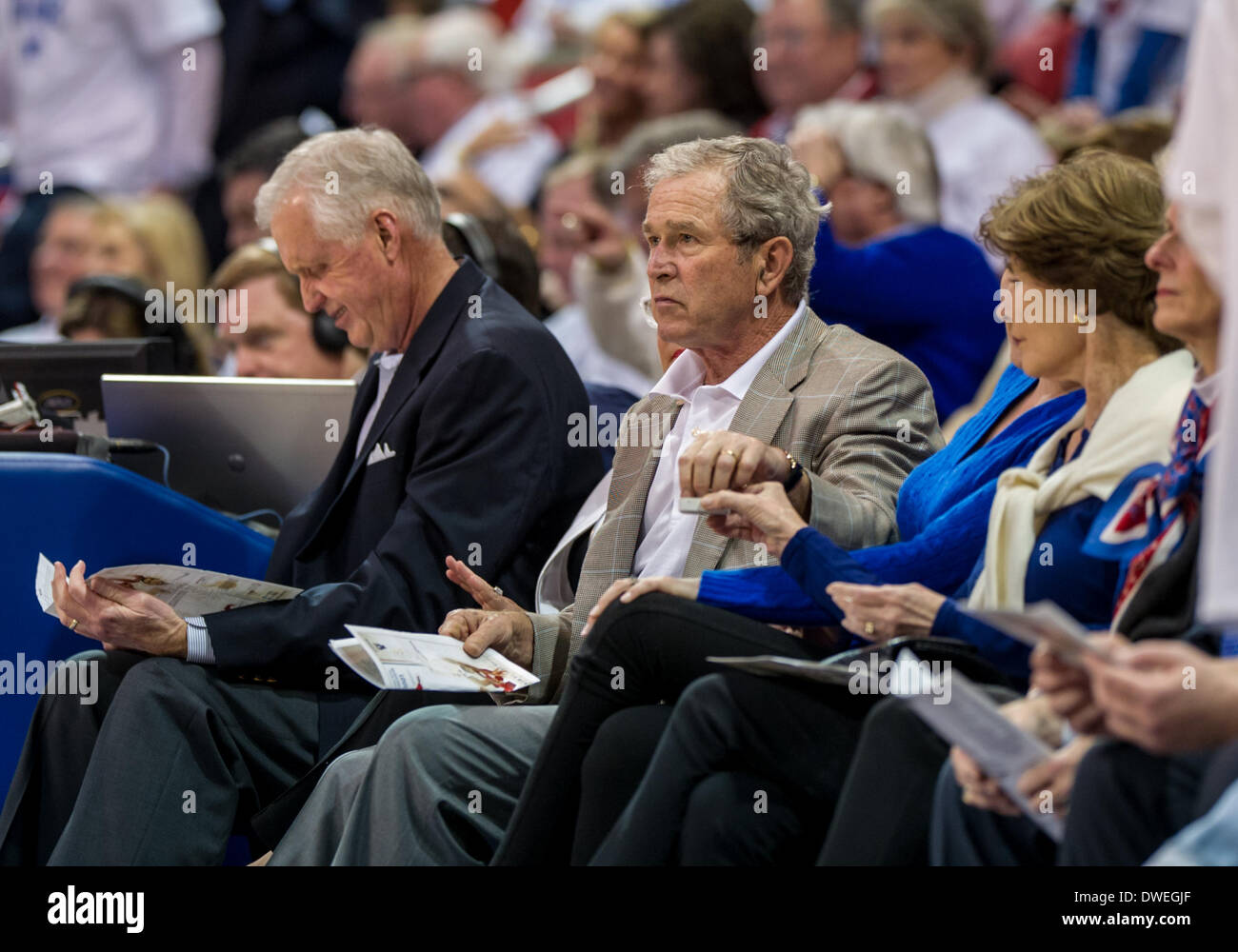 Front row basketball game hi-res stock photography and images - Alamy
